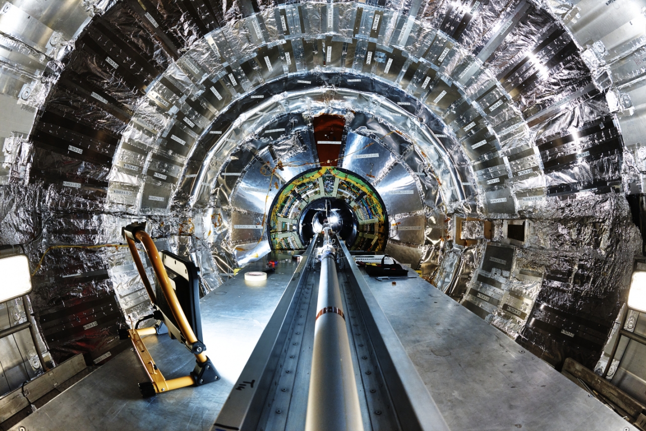 The installation of the beam pipe at the heart of the CMS experiment | EP News