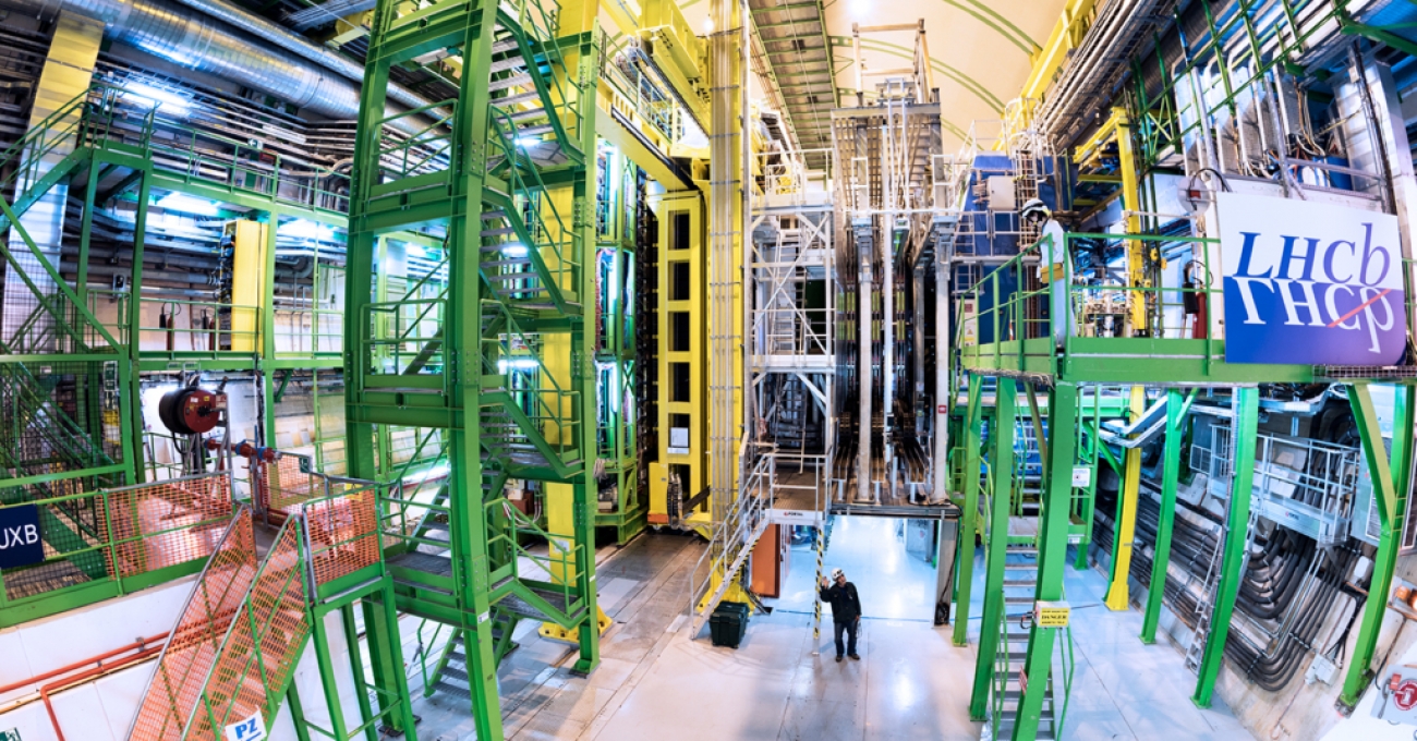 Installation of the second half of the LHCb SciFi detector | EP News